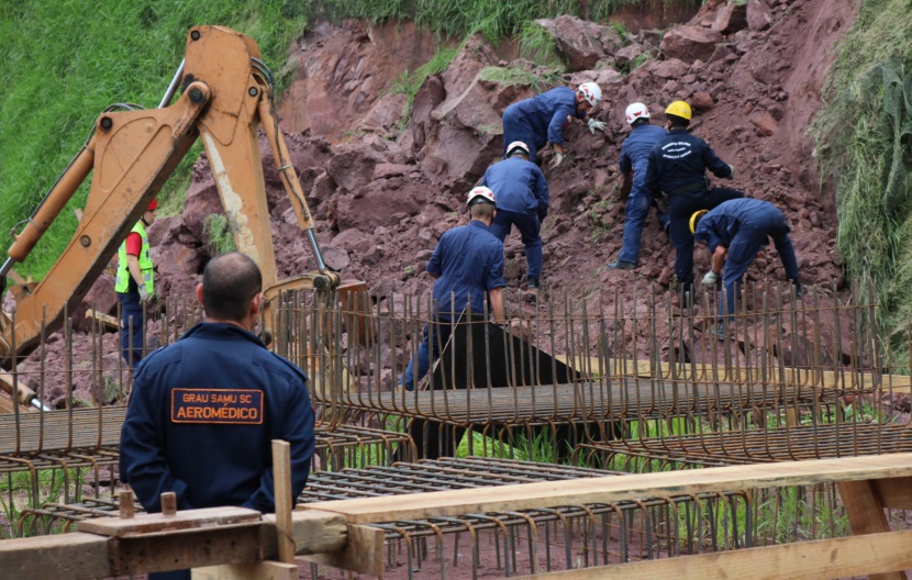 Desmoronamento de terra vitimiza três trabalhadores da construção civil ...